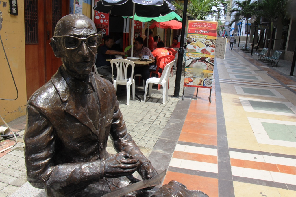 Estatua Hugo Mayo, paseo Hermanos Egas, Manta – REVISTA DE MANABÍ