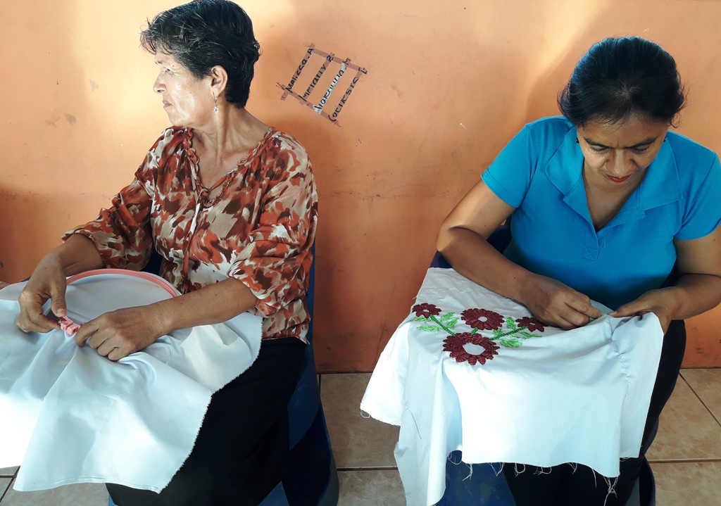 Mujeres bordando, 2, Chone – REVISTA DE MANABÍ