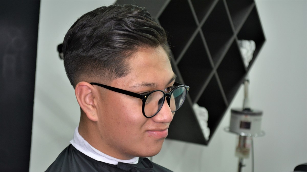 Peinado Con Corte De Pelo Socavado Para Hombres En La Parte Posterior ...