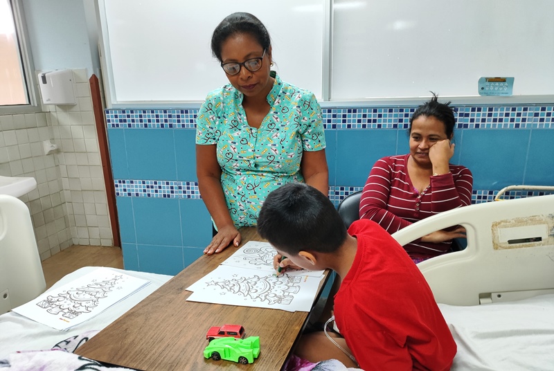 Las ‘aulas hospitalarias’ donde niños enfermos continúan su escolaridad ...